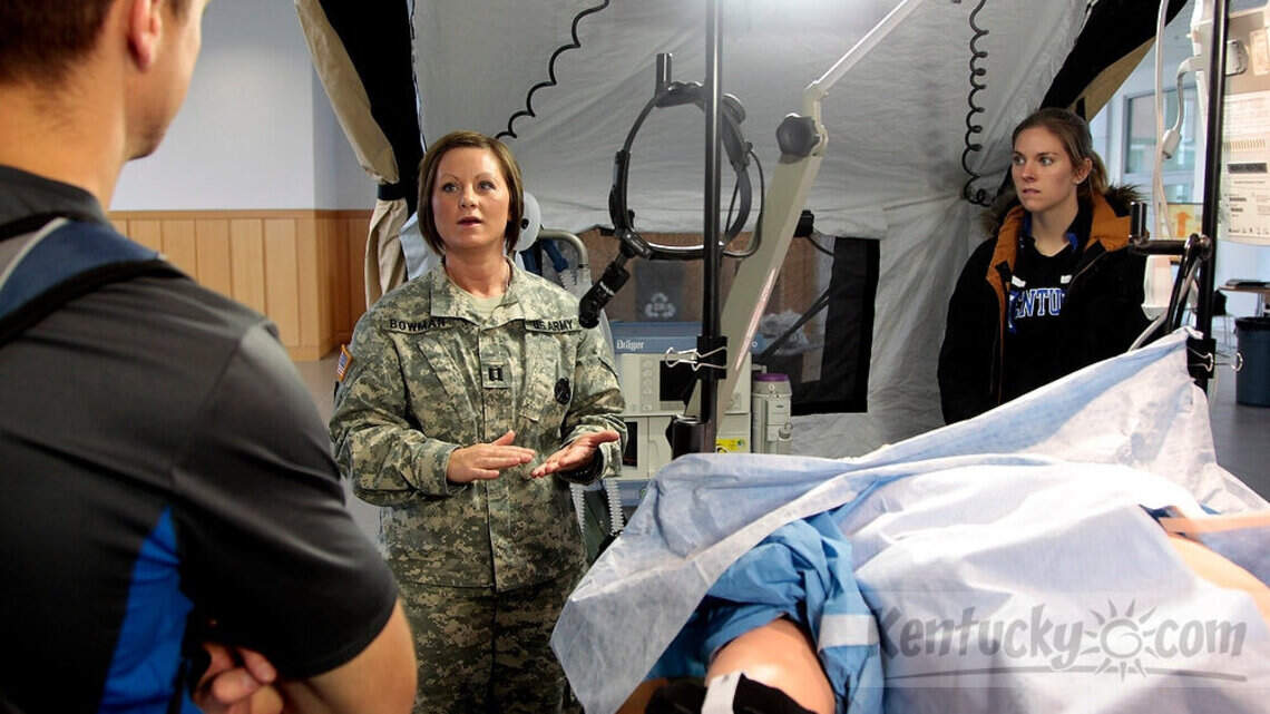 Army unit shows UK med students life-saving battlefield techniques ...